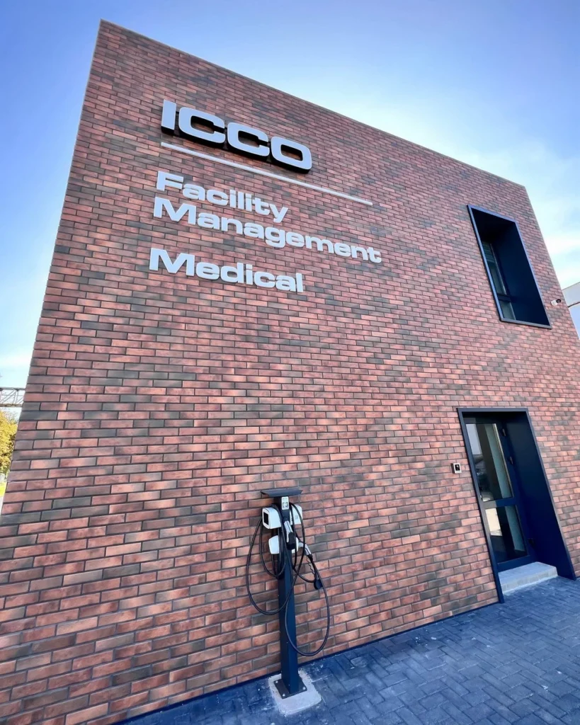 Izolacja elewacji: Biuro ICCO FACILITY MANAGEMENT. Projekt-179 ...